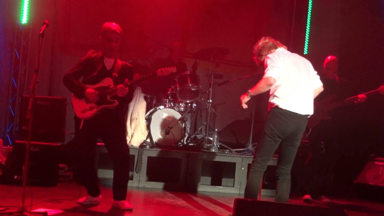 PAUL METCALFE as Rod Stewart perfoming the Faces STAY WITH ME Medina ...