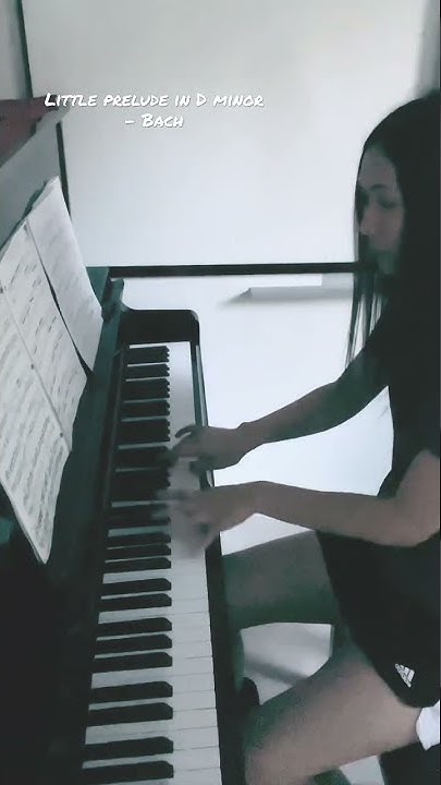 Little Prelude in D minor BWV 935 - Bach - YouTube