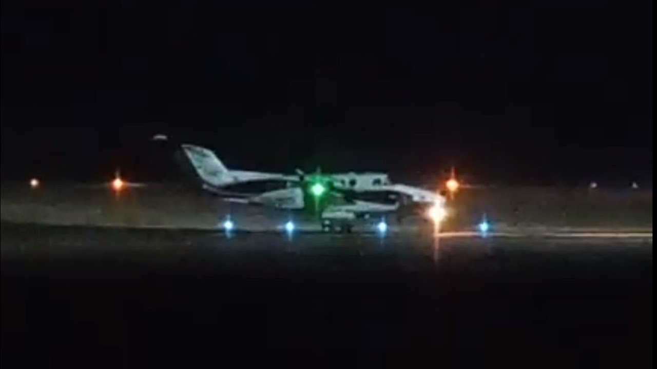 Avião king air B260 pousa de prefixo: PS-MZF. Landing King Air B260 PS ...