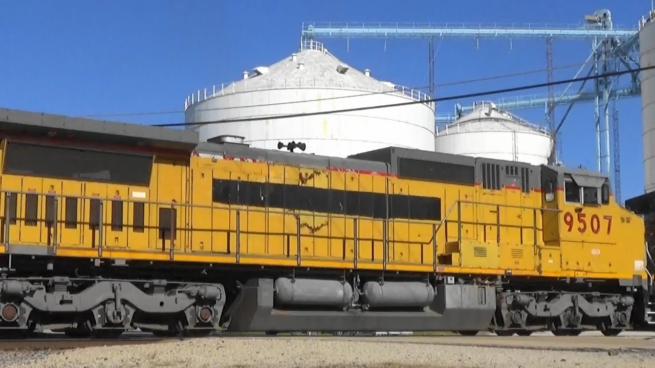BNSF 5663 w/ GECX Power Leads a Freight, Hillsdale, IL - YouTube