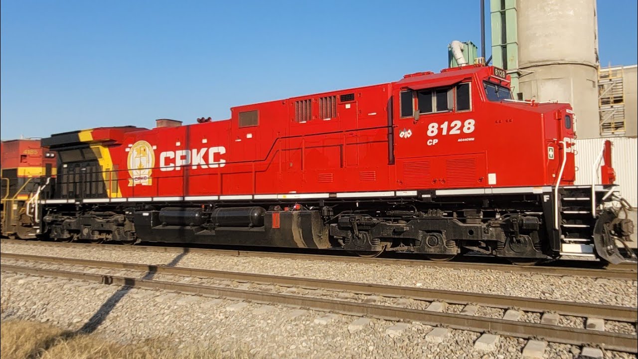 La NUEVA ERA comienza... CP 8128 con Pintura CPKC en MONTERREY MÉXICO. Y otros trenes más. - YouTube