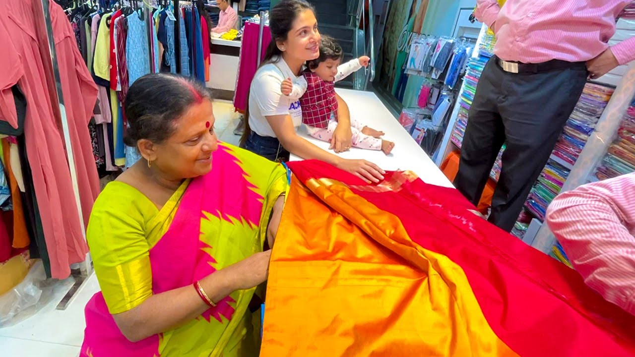 After a Long Time Pujo Shopping with Maa 😍😇 Maa's Pujo Gift 🤩 - YouTube