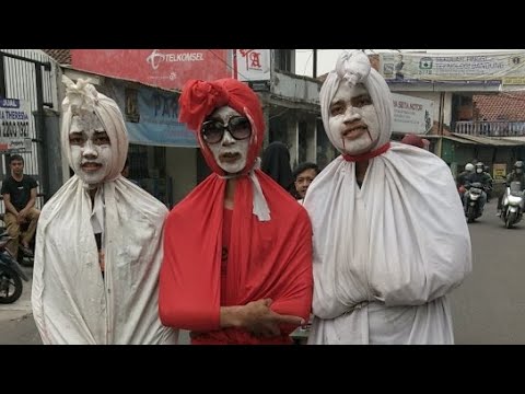 Nih Ada Pocong Merah Putih Gentayangan di Tengah Jalan Terusan ...