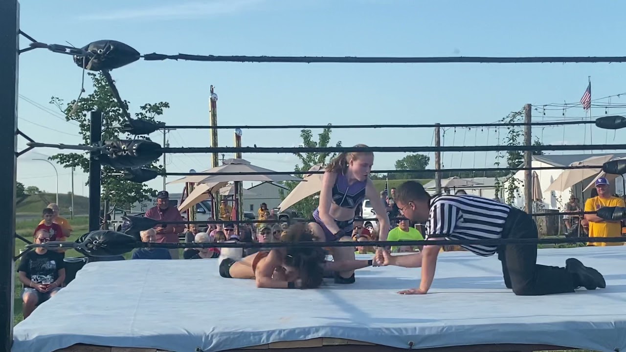 Killa Kate vs Alejandra the Lion - YouTube