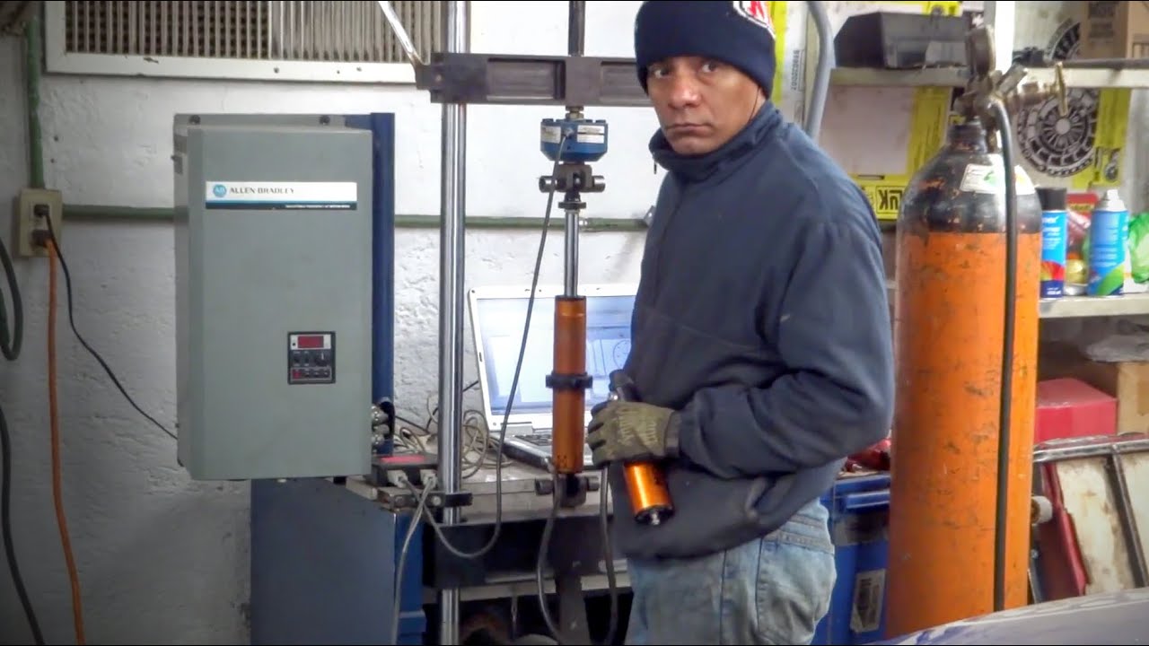 Juan López operando dinamómetro de amortiguadores en Control Dinámico ...