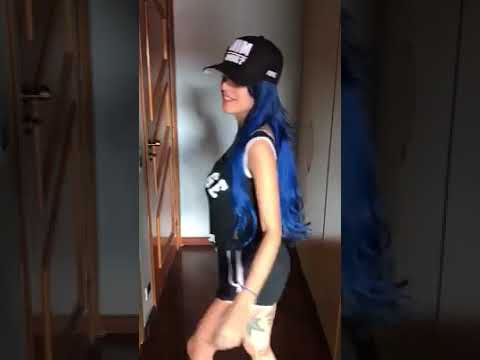 Tati zaqui dançando