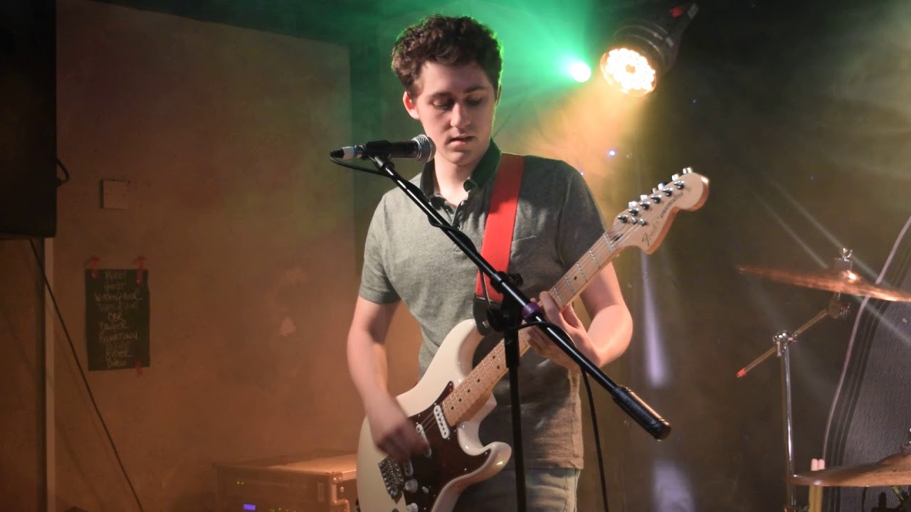 The Vitrines playing Bad Lucy at The Heartbreakers, Southampton - 6th ...