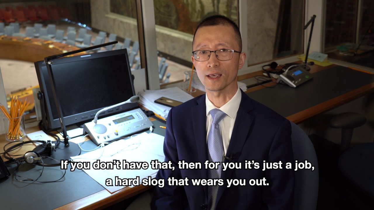 联合国同声翻译 (Interpreting at the UN) - YouTube