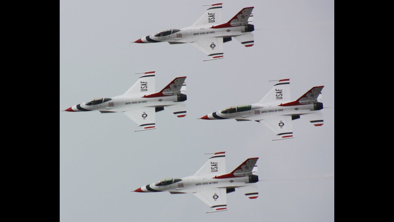 Thunderbirds COLLIDE during diamond!!! Parts fall off! - YouTube