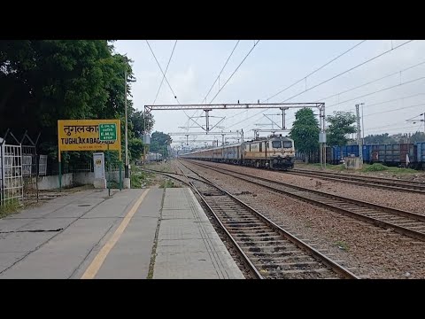 Jabalpur Mahakoshal Express (12189) At Tughlakabad Railway Station ...