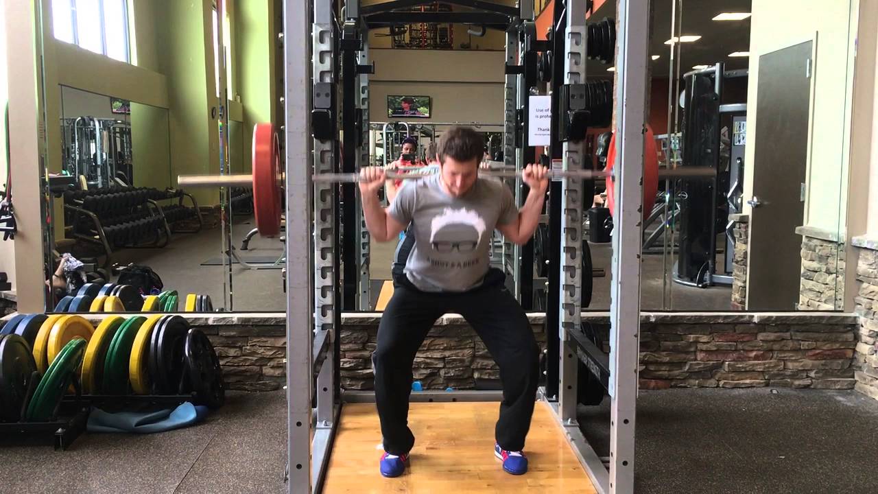 Squat demo with knee valgus - YouTube