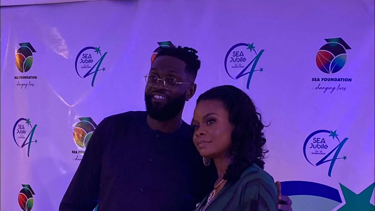 Sheyi Emmanuel Adebayor danse avec King Mensah a son jubilé - YouTube