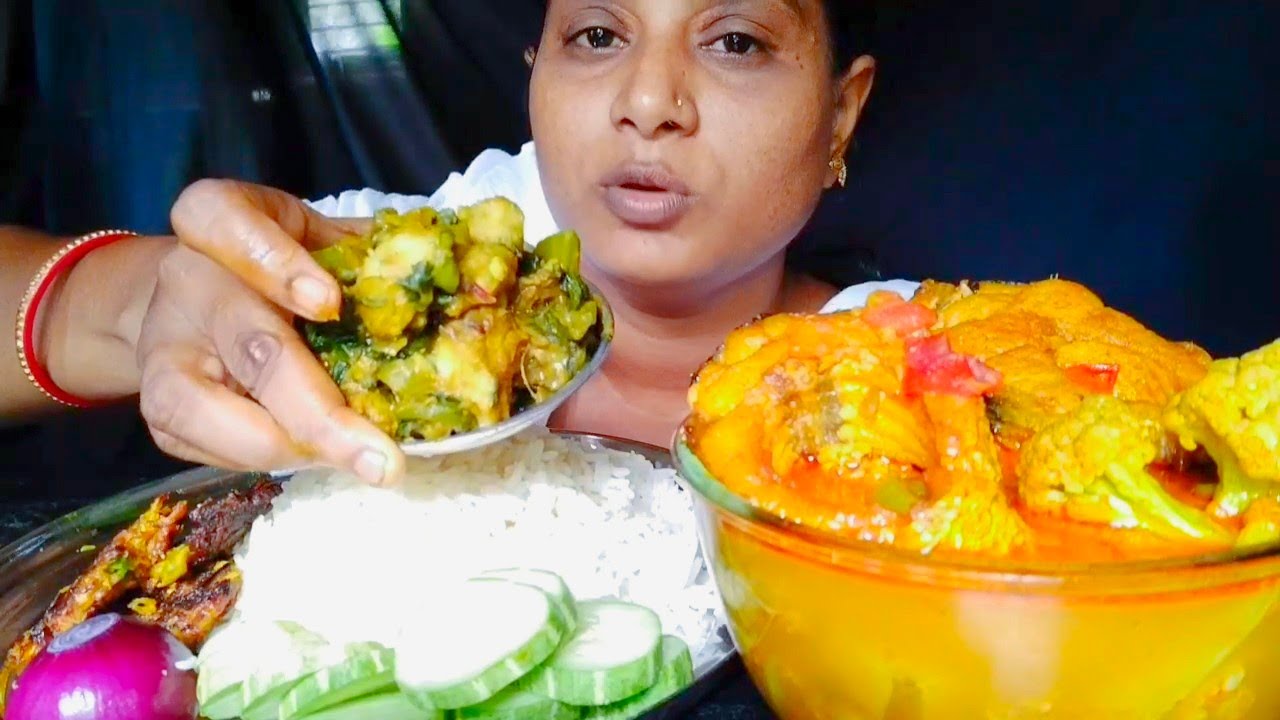 Eating RUI MACH FUL KOPI JHOL, ILISH MACHER MATHA DIYE PUI SHAK, SALAD ...