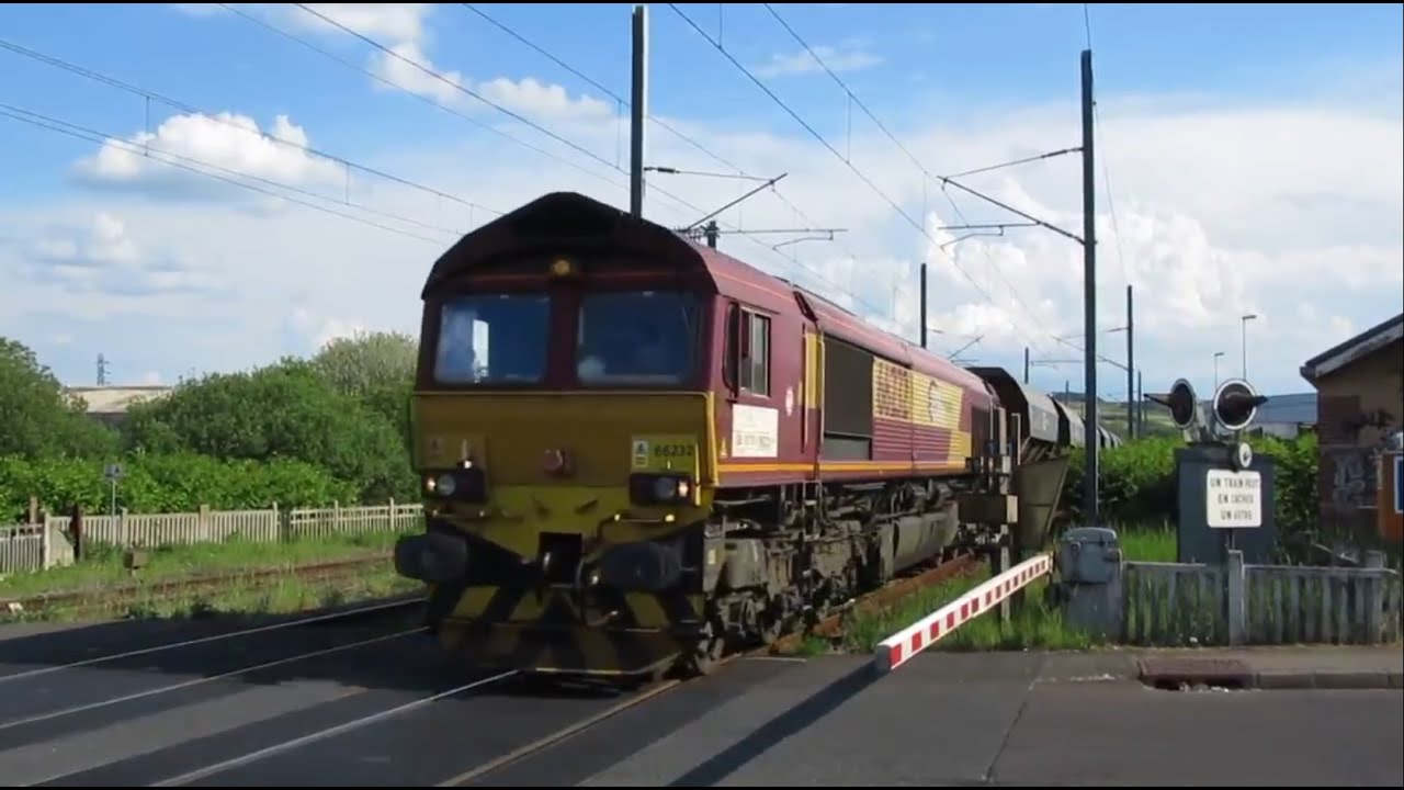 Passage d'un train ECR tracté par la class 66 n°66232 + Wagons trémies ...