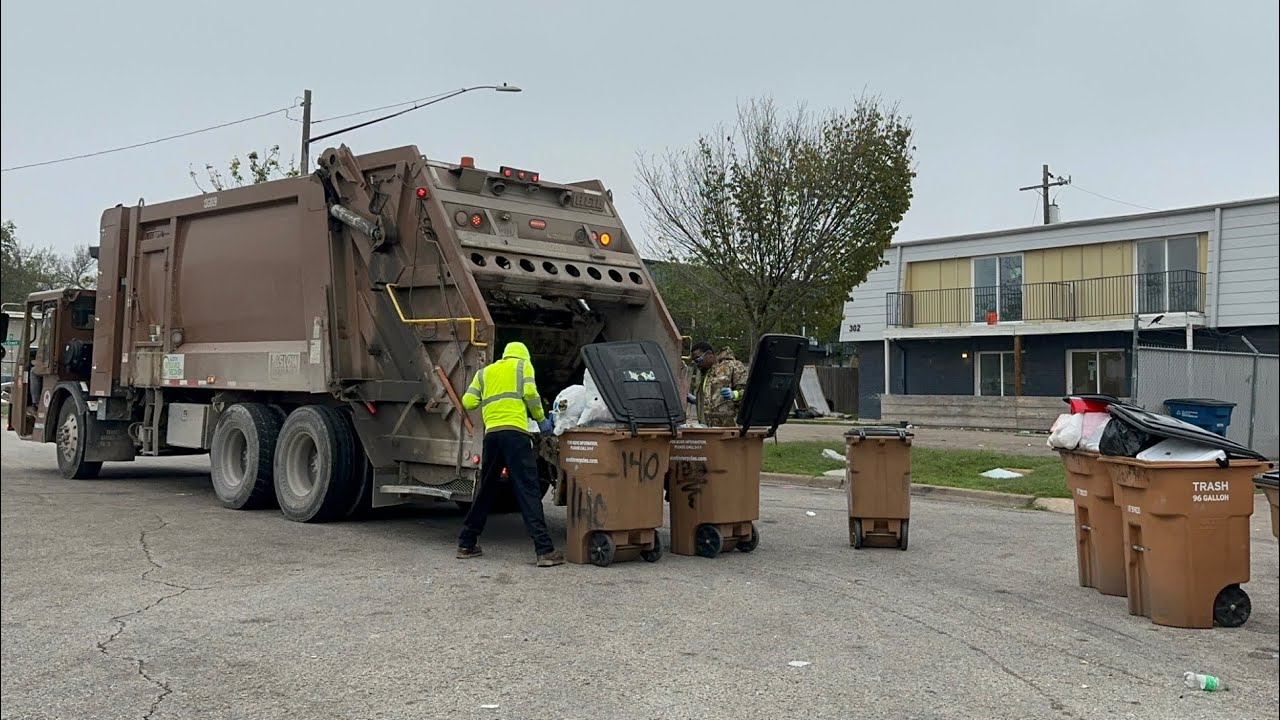 Austin CNG CCC Heil PowerTrak Rear Loader Garbage Truck Packing Heavy ...