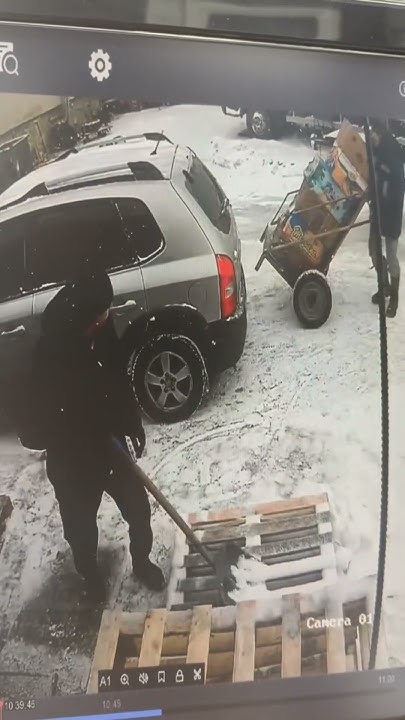 Камера відеоспостереження зафіксувала миттєву помсту власника авто🙆🙆