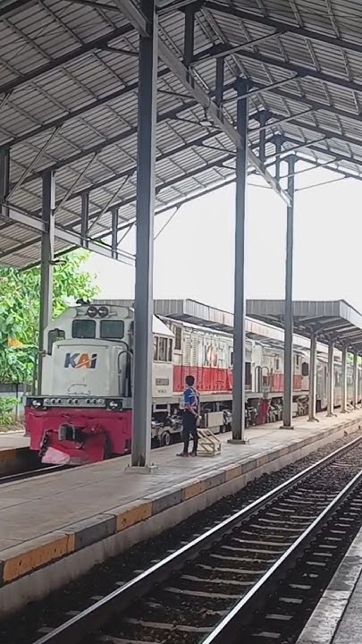KA 109 FAJAR UTAMA YK MASUK STASIUN HAURGEULIS SPESIAL DOUBLE LOKOMOTIF #shorts - YouTube