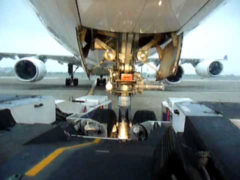 AIRBUS A340 Pushback with Towbarless Tractor - YouTube