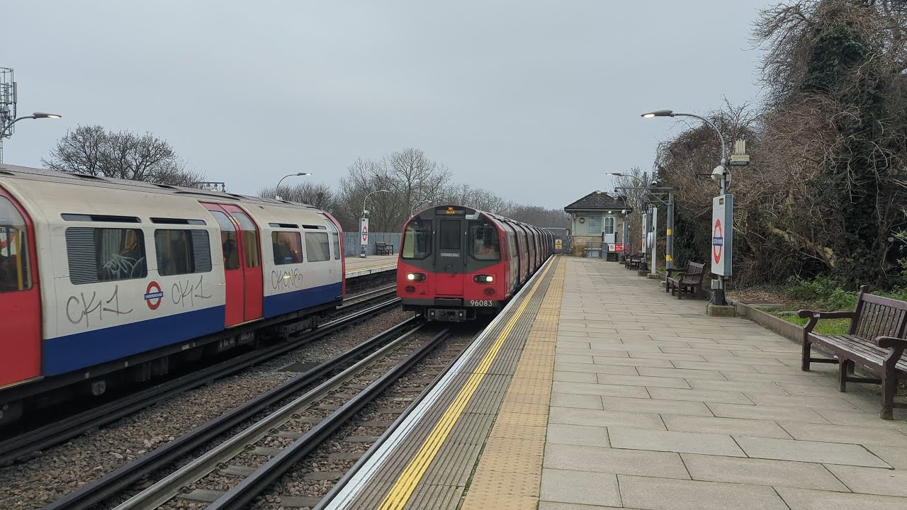 Jubilee Line 1996 stock transferring to Acton Test Track via Piccadilly ...
