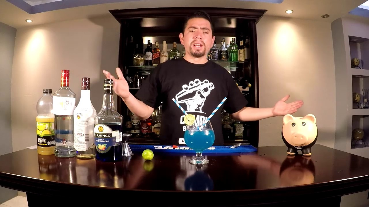 CÓCTEL AZUL COCO LOCO (CON VODKA, CURAZAO Y MALIBU) - YouTube