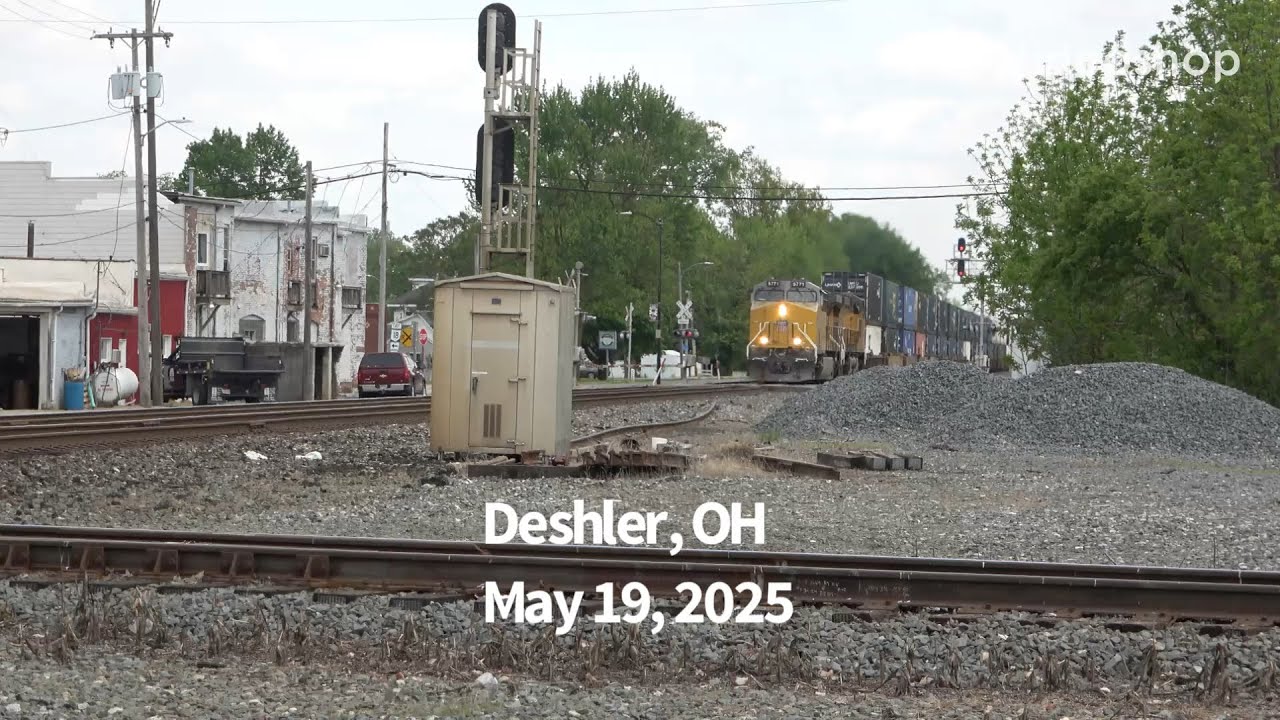 Deshler, OH. U.P. Locomotives 5771 & 6621 on CSX railway line.westbound ...