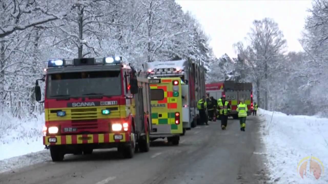 Trafikolycka lastbil - personbil på Lv282 utanför Uppsala - YouTube