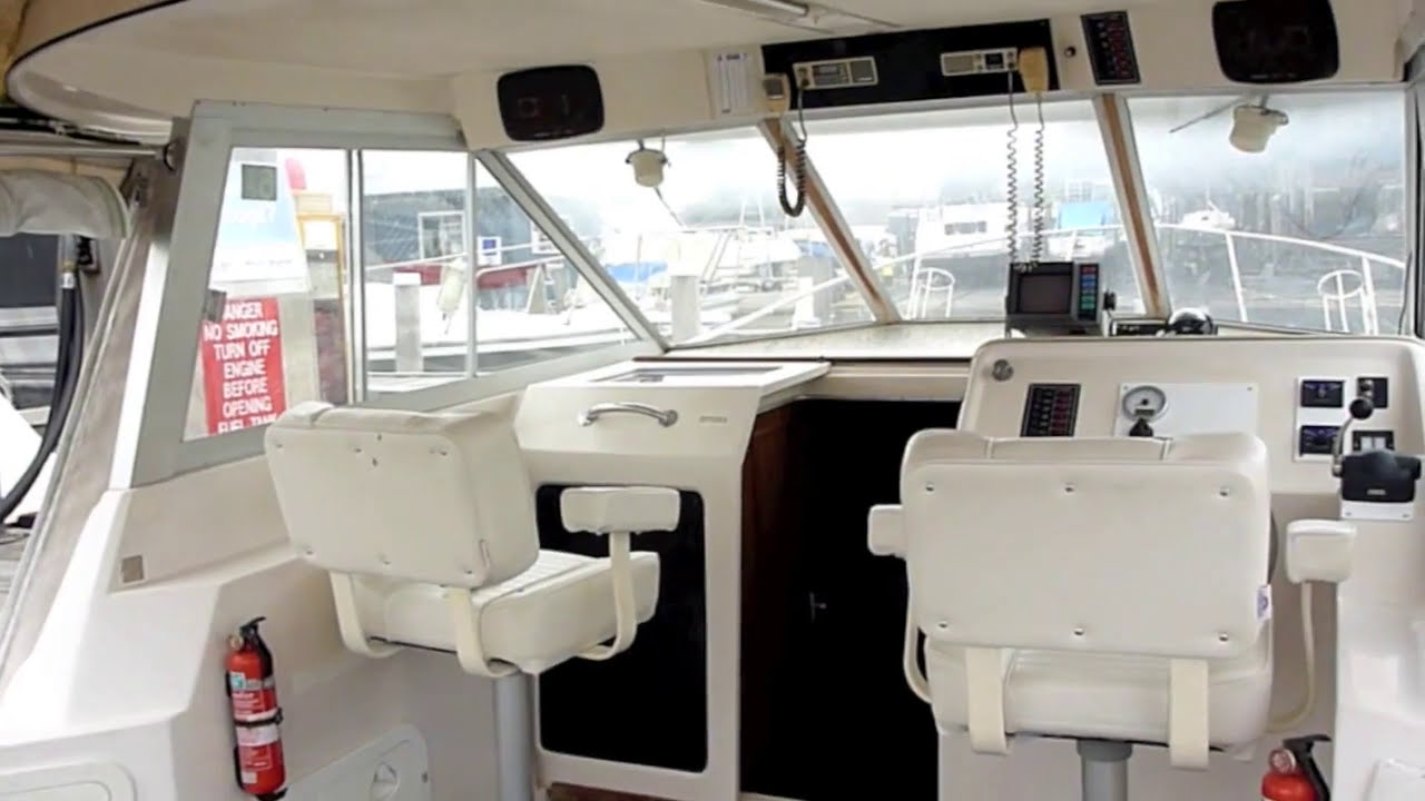 Riviera 27 Express Cruiser - Walkthrough - YouTube