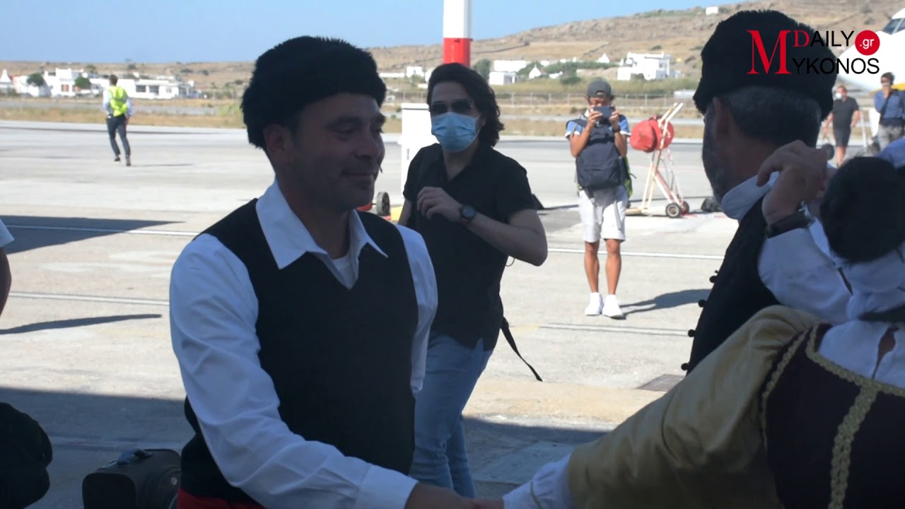 Η υποδοχή στις πρώτες αφίξεις στο αεροδρόμιο της Μυκόνου - YouTube