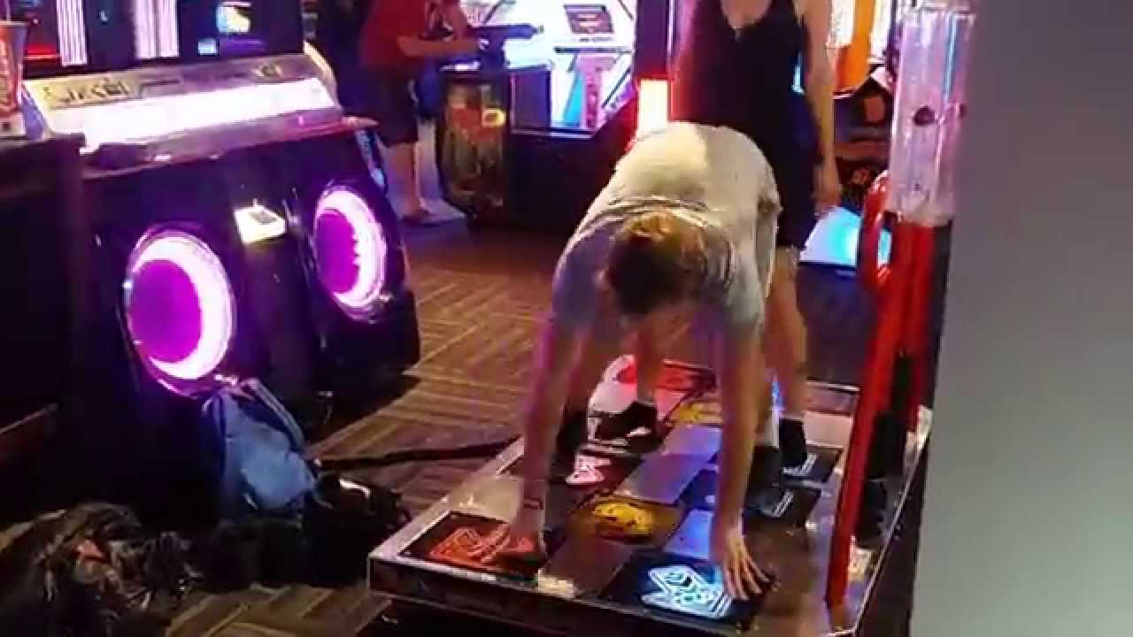 [Pump It Up Infinity] Dawgs In Da House Performance Routine [P14] (Gameworks, Las Vegas) - YouTube