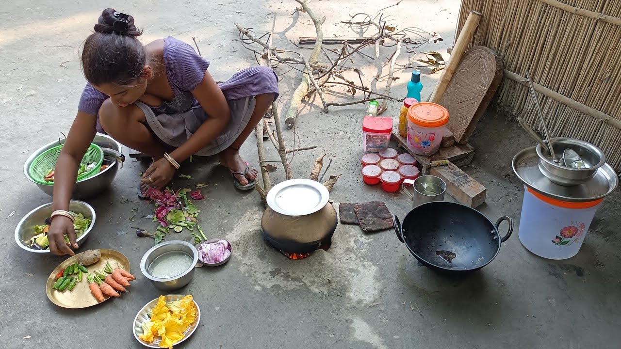 BANGALI TRIBE GIRL COOKING IN TRADITIONAL STYLE OF EATING FOOD - RURAL ...