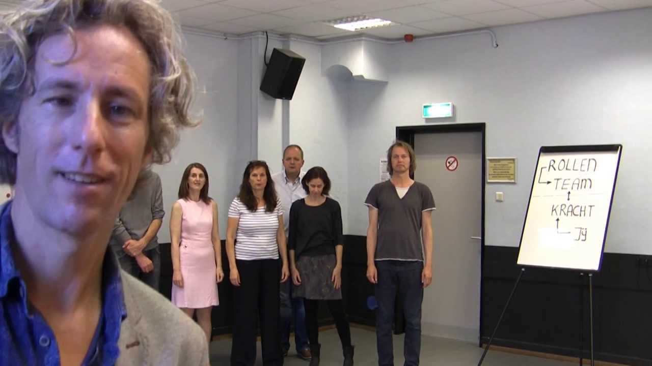 teambuilding en samenwerken Humor Company - YouTube