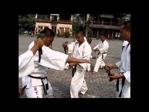 SINDO - Breaking iron bars