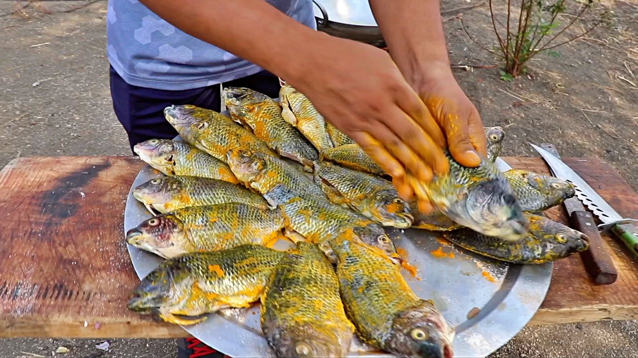 KACCHE AAM KA FISH CURRY - YouTube