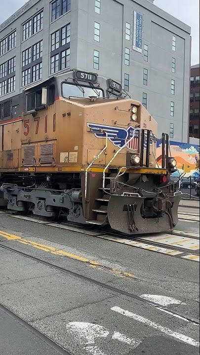 UP5711 leads MROMI through Oakland/Jack London Square - YouTube