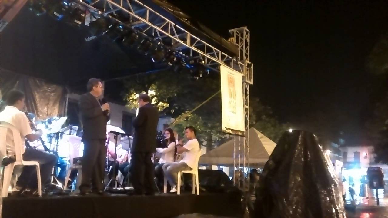 Rodrigo Morales canta su composición con banda - YouTube