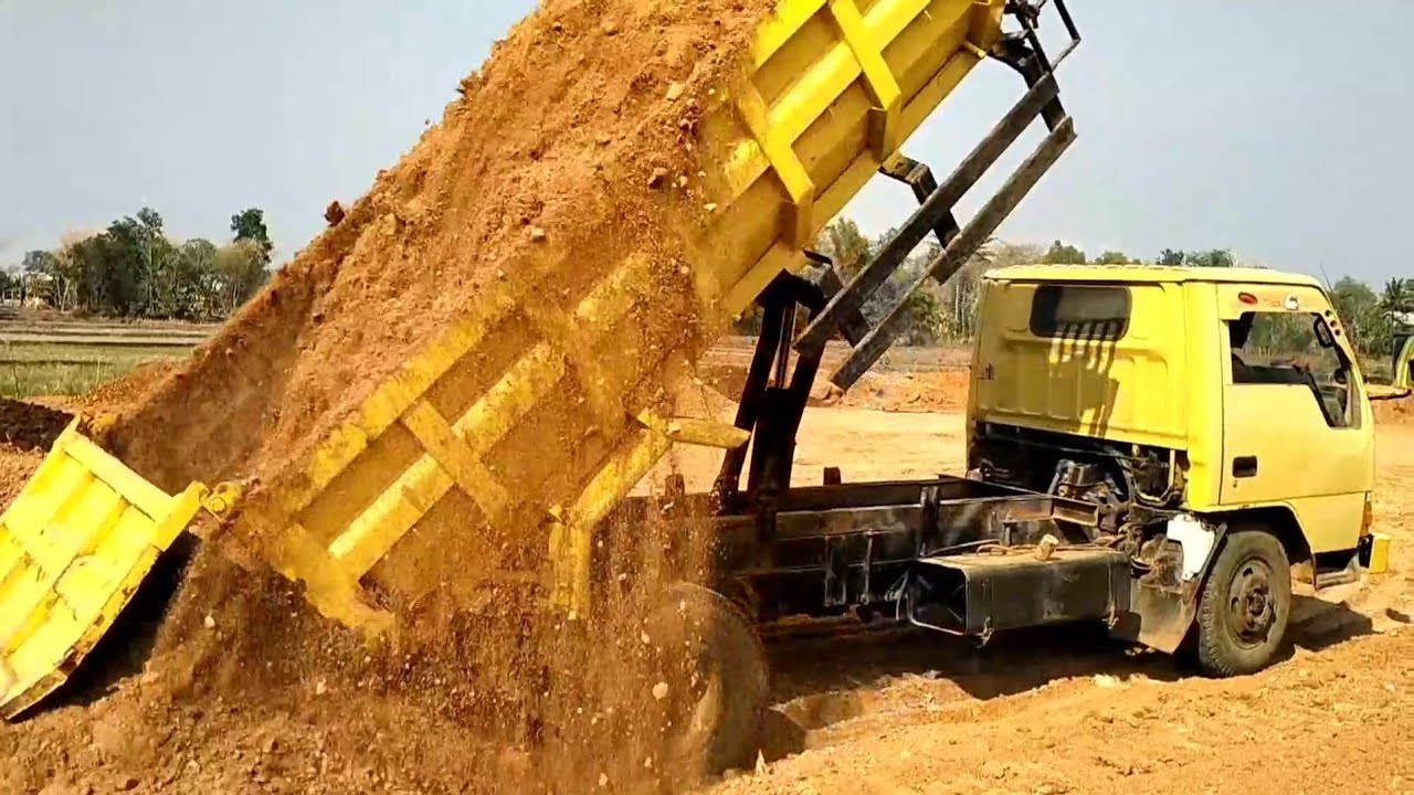Mobil dump truck Mitsubishi canter sukses buang muatan tanah - YouTube