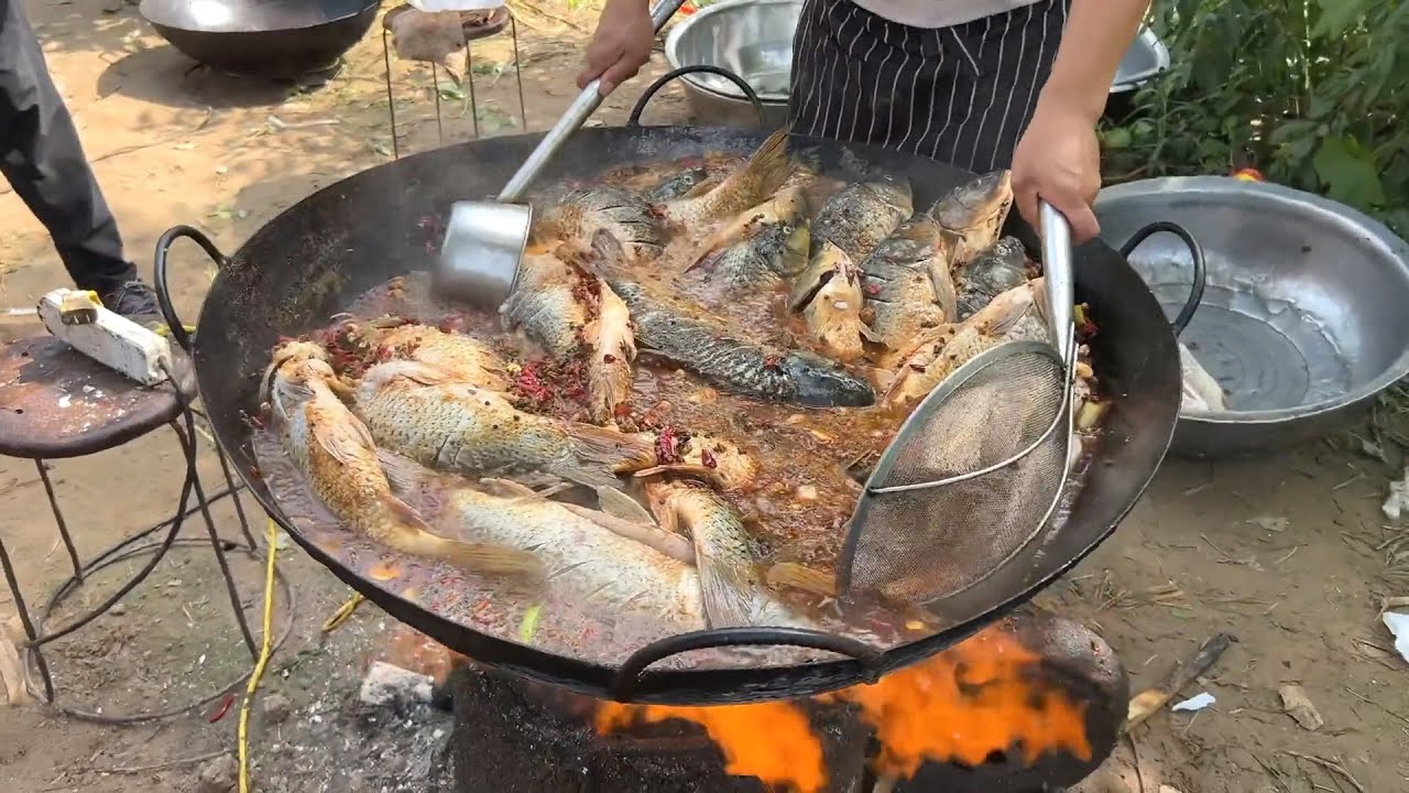 The whole process of making spicy fish by rural chefs and adding ...