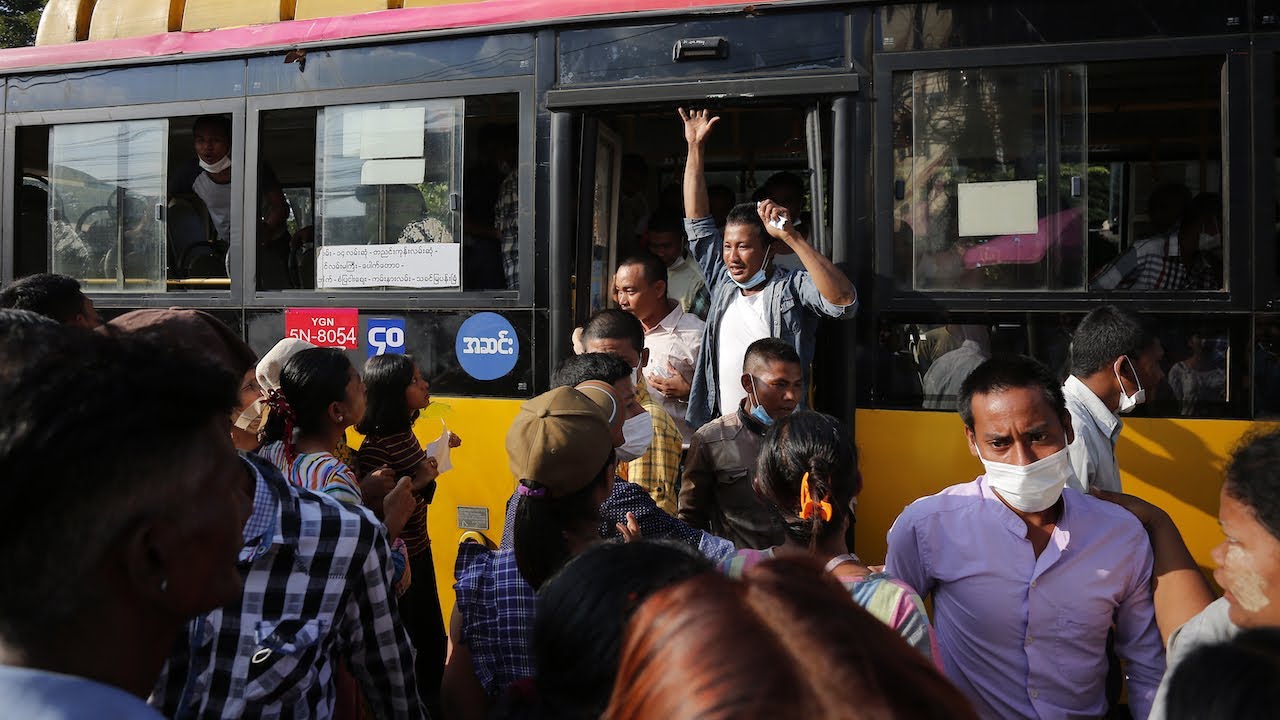 Freed inmates exit Insein Jail on Myanmar's Independence Day - YouTube