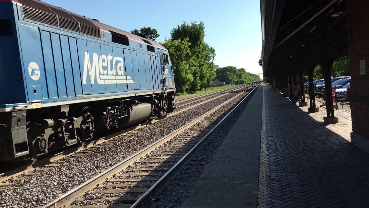 Outbound Metra 211 Express Meets Inbound Metra 195 Express at Riverside ...