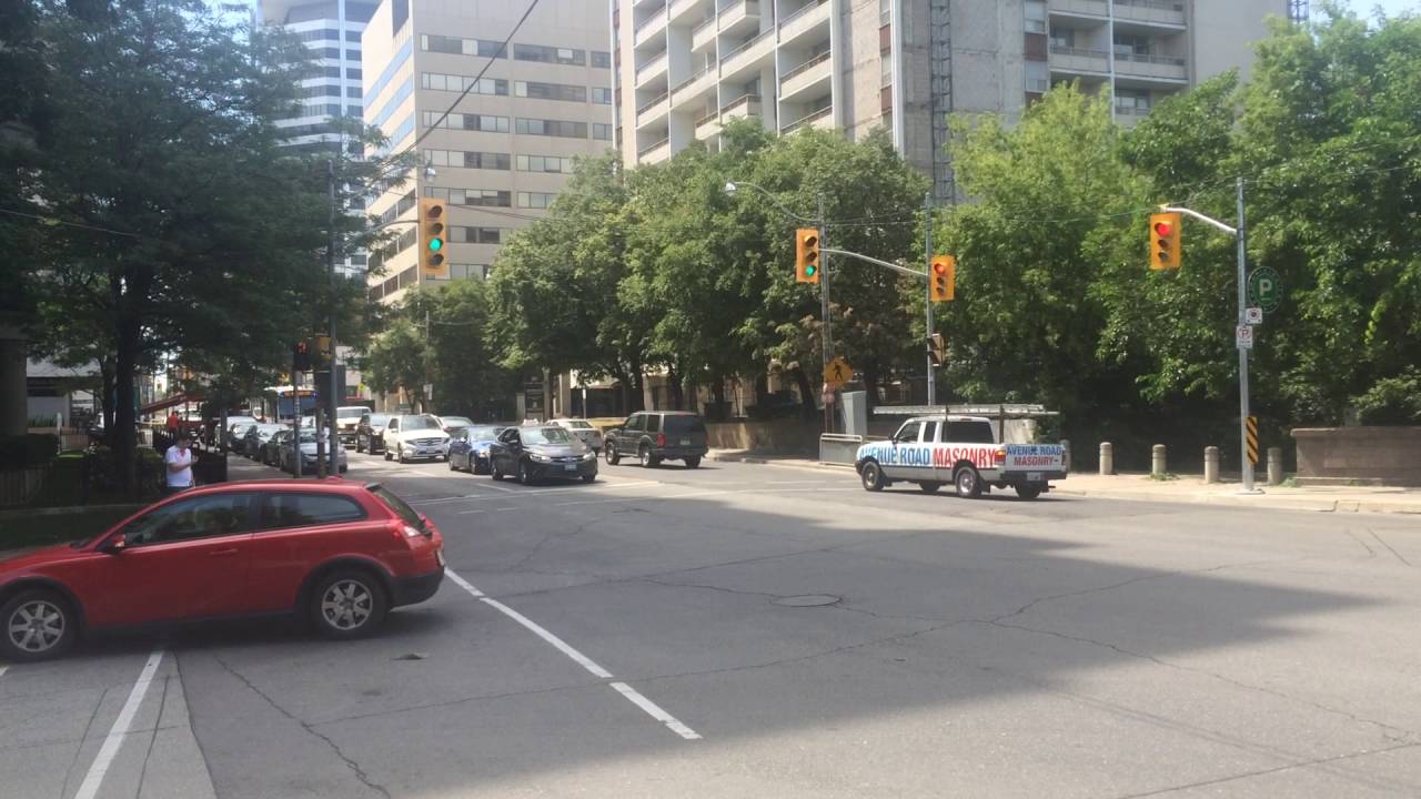 Advanced Green Arrow For Westbound Drivers On St Clair Avenue West ...