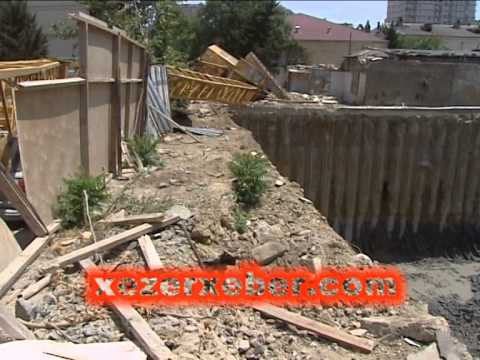 Kran avtomobillərin üstünə aşdı