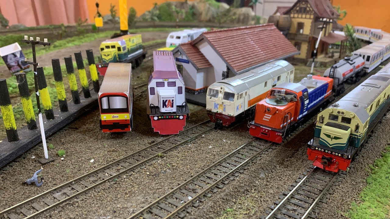 Kereta api bb 304 menabrak pagar palang pintu kereta api,kereta api bb ...