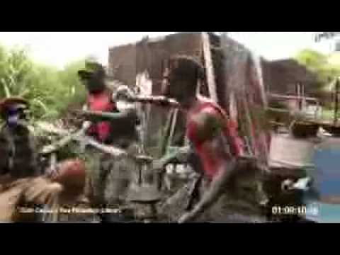 Un mono con una metralleta...caos total - YouTube