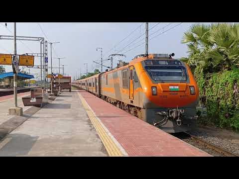 Jammu Tawi Kolkata Parallel Overtaking Amrit Bharat Express "Rare Scene" - YouTube