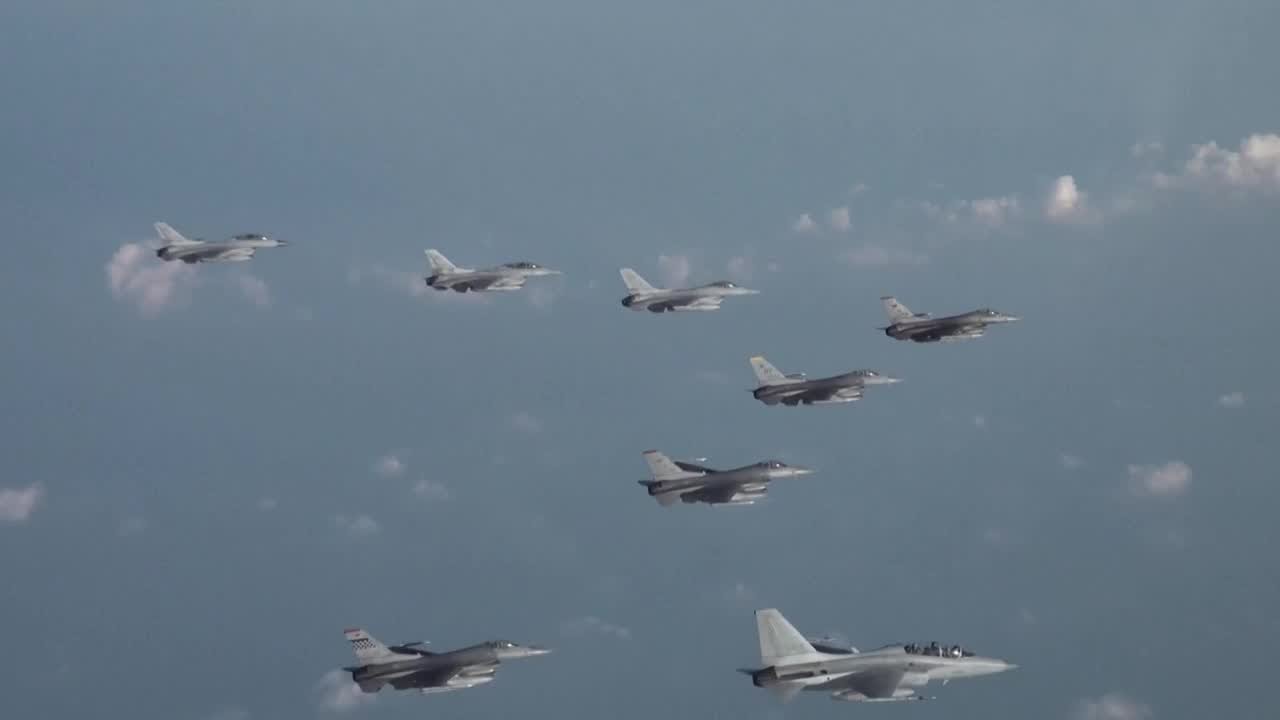 2 US Navy pilots shot down over Red Sea - YouTube