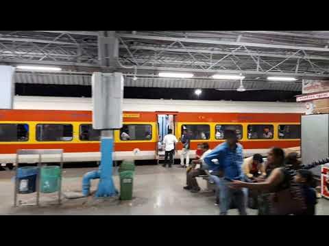 12421 Hazur Sahib Nanded - Amritsar SF Express at Jhansi Junction # Indian Railway Fan # - YouTube
