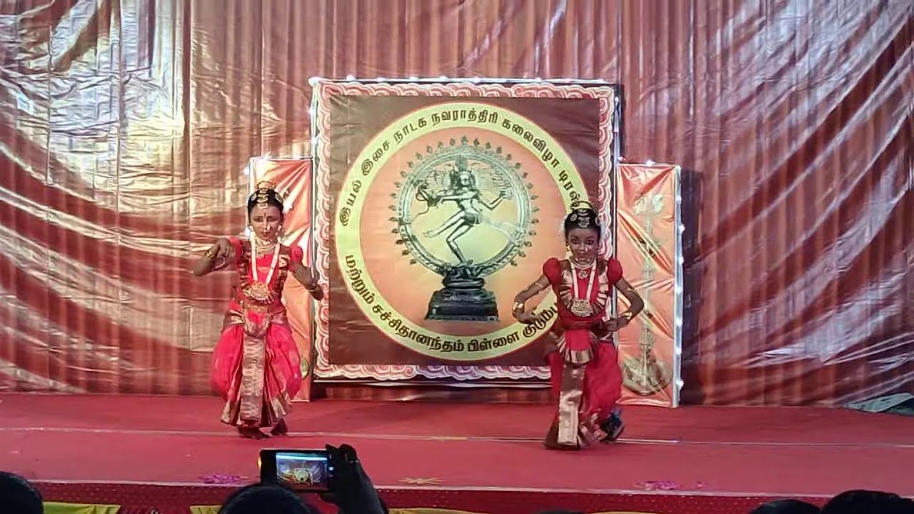 nagamuni mel irukkum nalla pambu (snake)dance - YouTube
