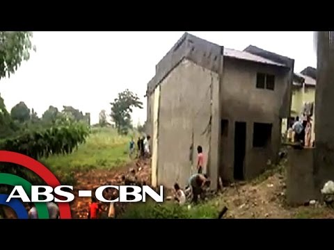 3 bahay sa relocation site ng NHA, gumuho - YouTube