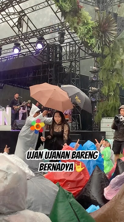 Bernadya rela ujan ujanan biar bisa berbaur sama penonton😱 #bernadya #sunsetdikebun #dickyfun ...