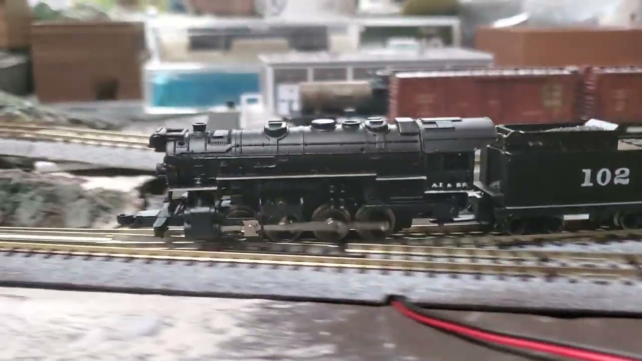 Atlas Rivarossi 0-8-0 n scale steam engine running - YouTube